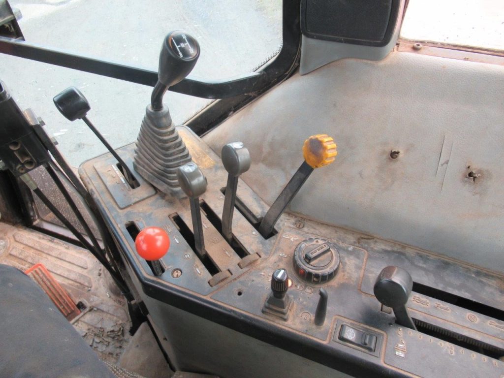 CASE 5150 PLUS C/W FRONT LINKAGE, FRONT FENDERS, PICK UP HITCH, HOOK ...