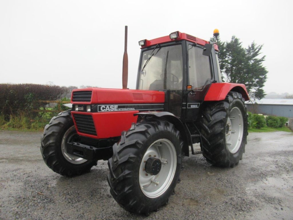 Case 1056 XL 4WD c/w 40k gearbox, front fenders, air con, hook arms and ...