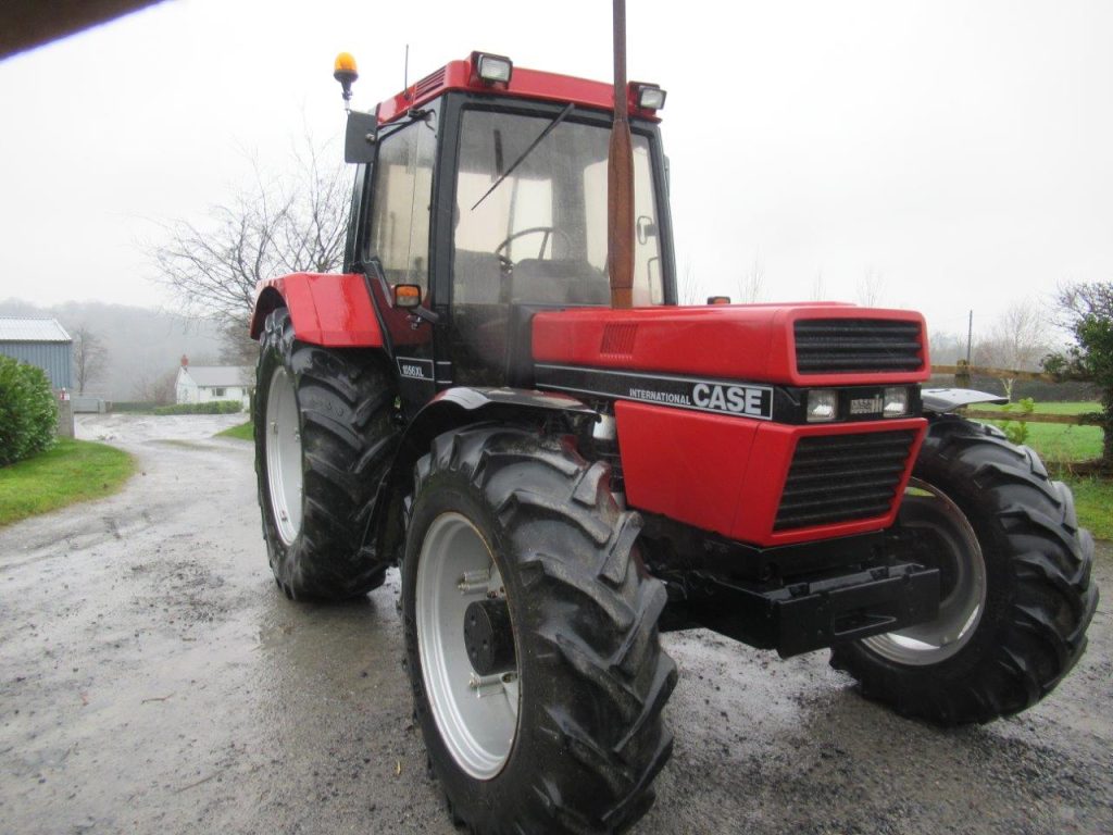 Case 1056 XL 4WD c/w 40k gearbox, front fenders, air con, hook arms and ...