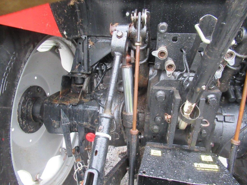 Case 1056 XL 4WD c/w 40k gearbox, front fenders, air con, hook arms and ...