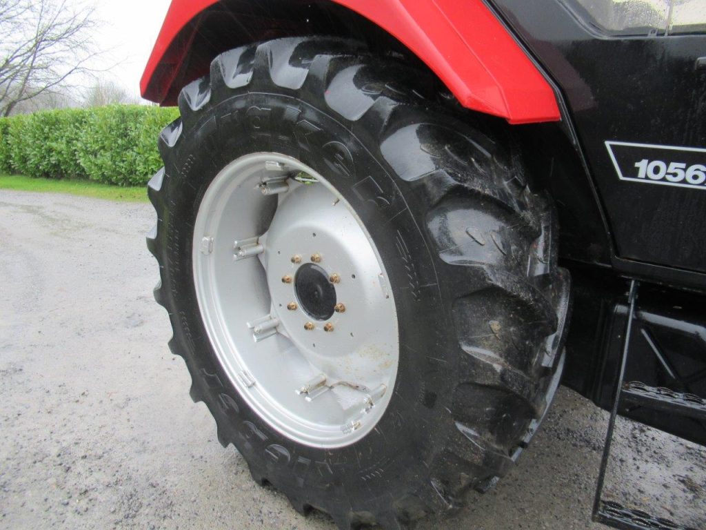 Case 1056 XL 4WD c/w 40k gearbox, front fenders, air con, hook arms and ...
