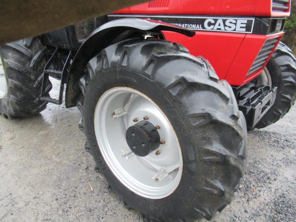 Case 1056 XL 4WD c/w 40k gearbox, front fenders, air con, hook arms and ...