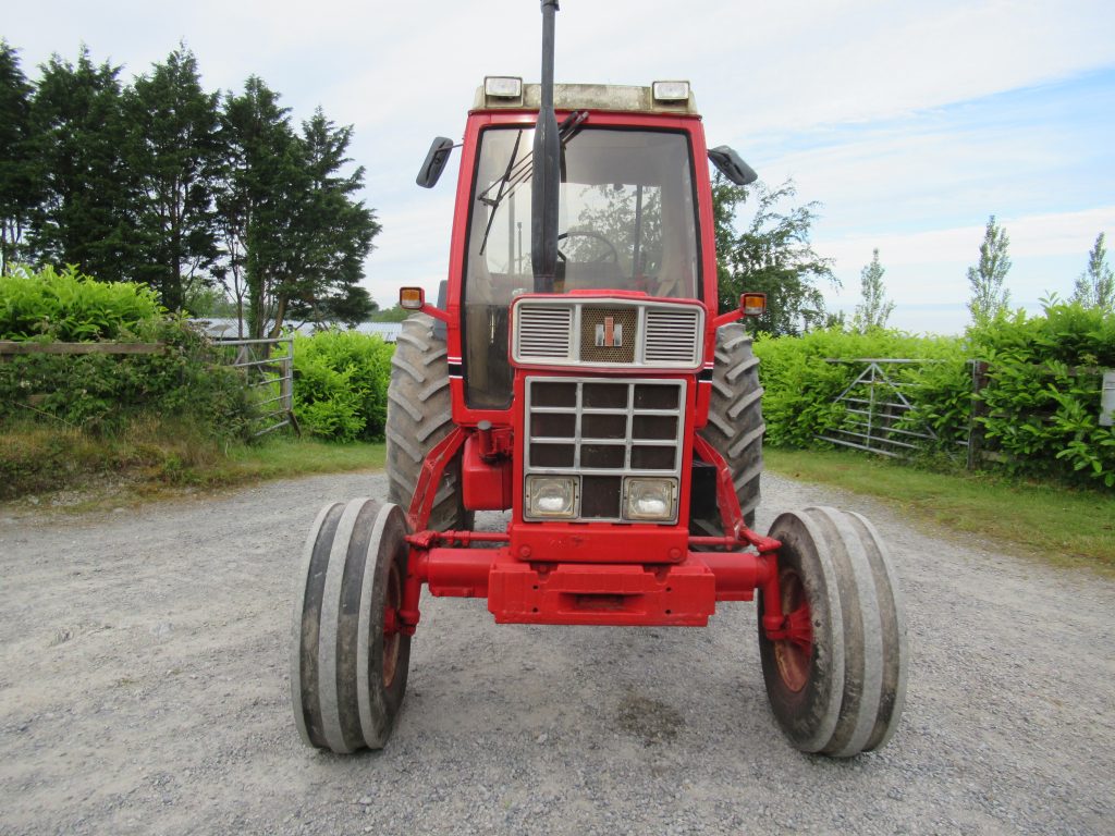 International 956 XL 2WD . A nice old tractor which has been painted at ...