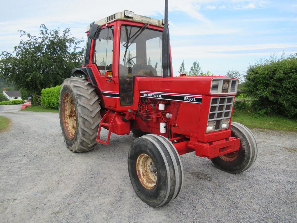International 956 XL 2WD . A nice old tractor which has been painted at ...