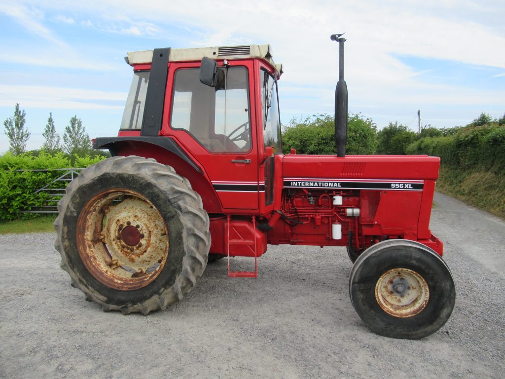 International 956 XL 2WD . A nice old tractor which has been painted at ...