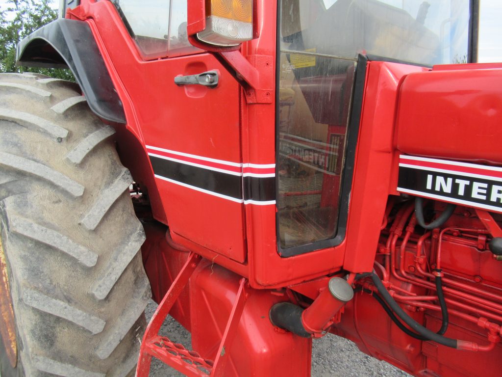 International 956 XL 2WD . A nice old tractor which has been painted at ...